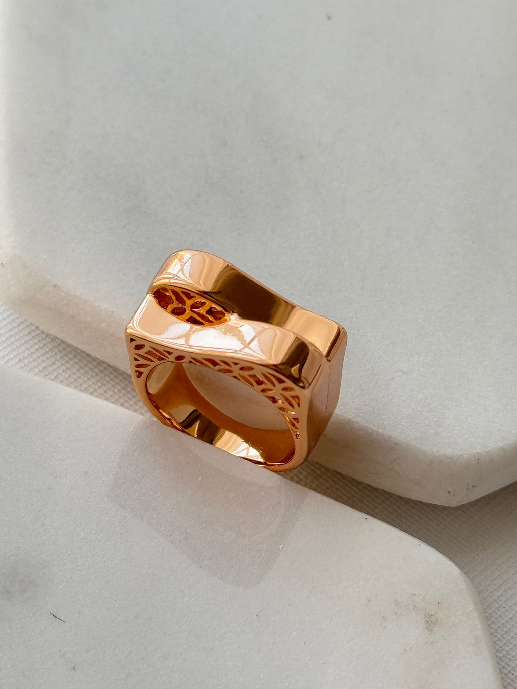 Gold Bombeli Desen Numaralı Yüzük – takitakaksesuar